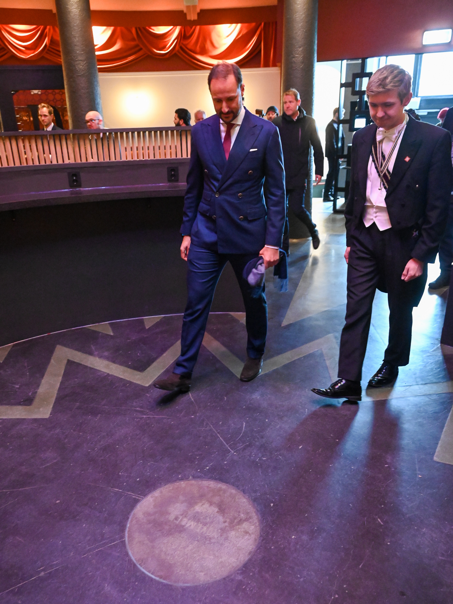 La ned den nye grunnsteinen til Samfundet - Det norske kongehusets ...