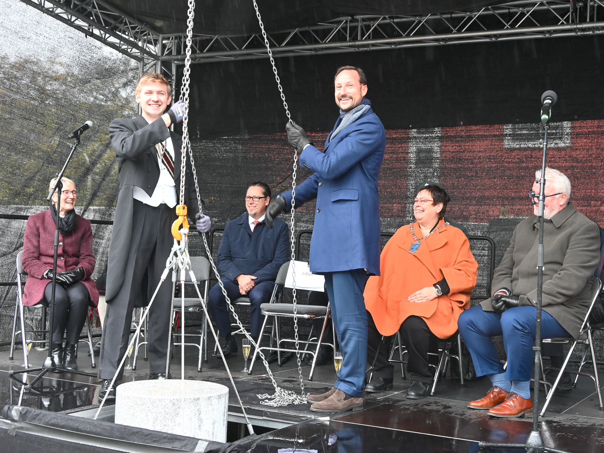 La ned den nye grunnsteinen til Samfundet - Det norske kongehusets ...